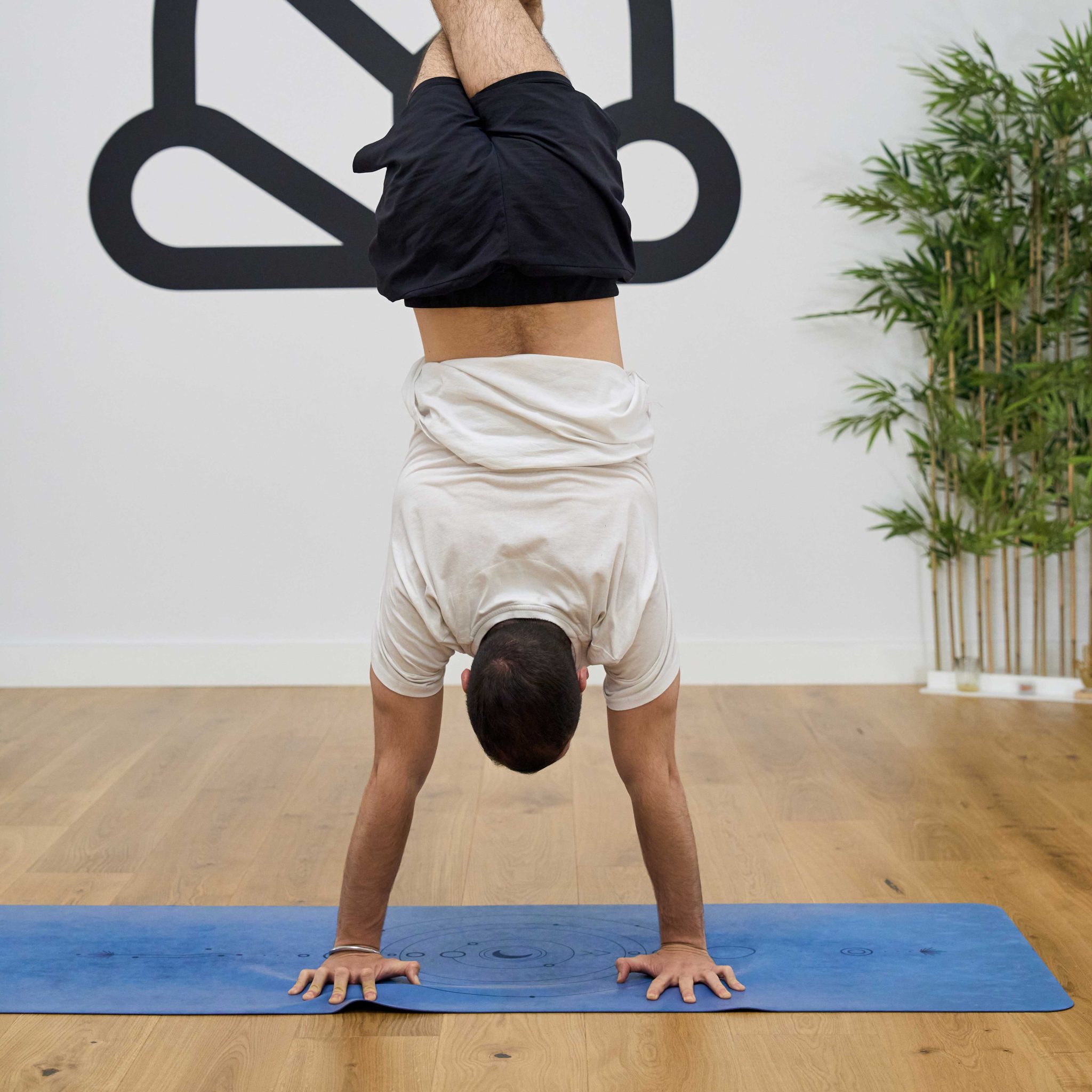 Handstands en Yoga | Yoga Home Madrid